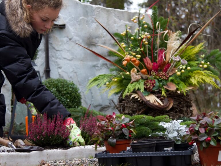10 Most Beautiful Flowers To Plant On A Grave - Graveside Plantings ...