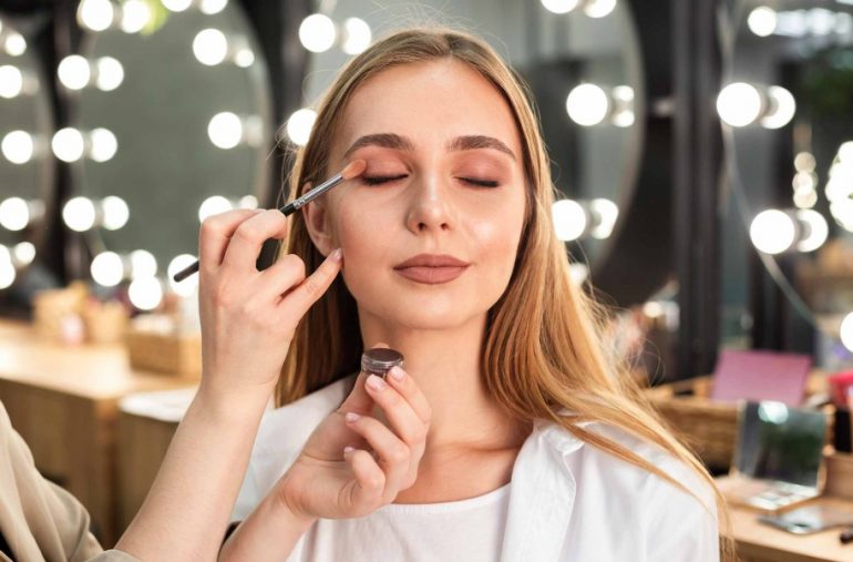 How to Become a Makeup Artist ─ Your Step-by-Step Guide to Glamming Up ...